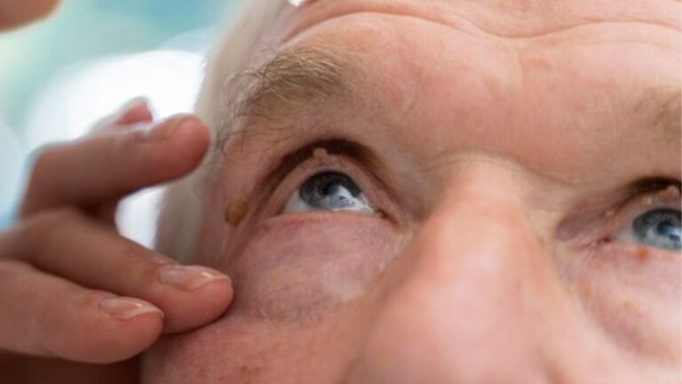 Bí quyết bảo vệ đôi mắt trong giai đoạn lão hóa cho người cao tuổi